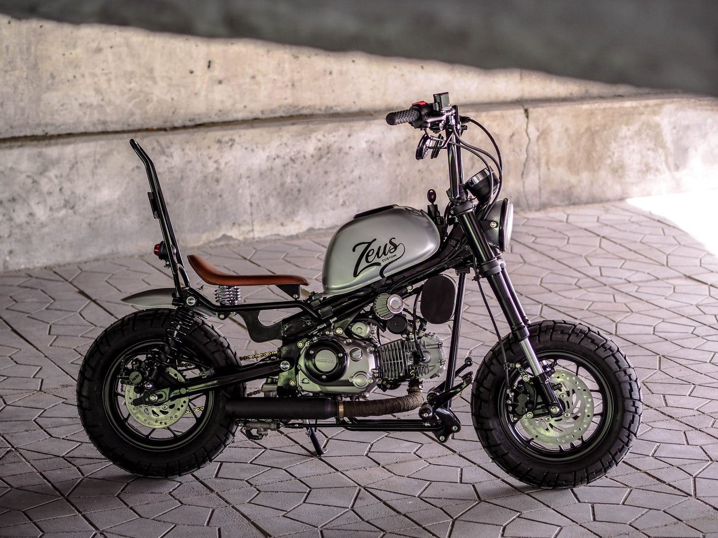 THE HIPSTER Zeus Custom Honda Monkey 125 – 8ft Weekend